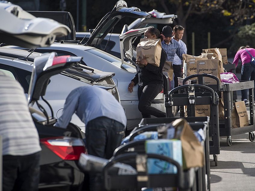 Amazon Packages Pile Up as AWS Outage Spawns Delivery Havoc | 2021-12 ...